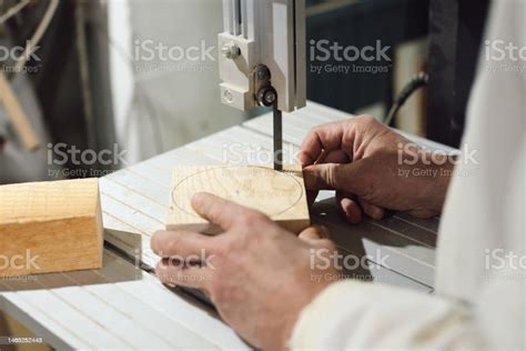 Pekerja Kayu Memotong Ruang Bertanda Bulat Dari Sepotong Kayu Dengan