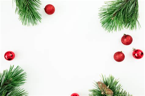 흰색 배경에 상록 가지와 공으로 만든 크리스마스 프레임입니다 축제 새해 배경입니다 플랫 레이 상단 보기 0명에 대한 스톡 사진