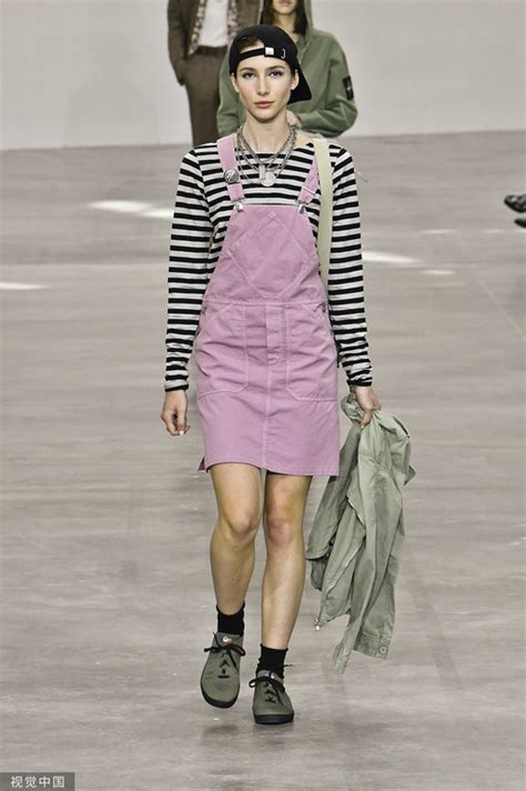 巴黎直擊agnès b 模特兒抱嬰兒走秀 奶爸奶媽都能有法國文藝味 ET Fashion ETtoday新聞雲