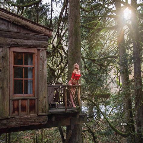Pictures Of Globe Trotting Beauty Sara Underwood Are Sweeping The Internet The Etimes