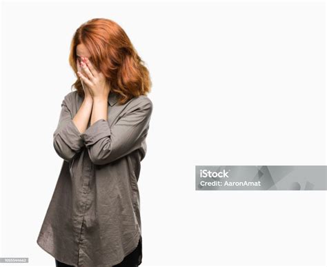 우는 동안 손으로 얼굴을 덮고 슬픈 표정으로 격리 된 배경 위에 젊은 아름 다운 여자 우울증의 개념입니다 가리기에 대한 스톡
