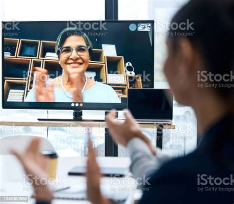 사무실에서 동료와 화상 통화 중에 박수를 보내는 사업가 그룹의 샷 경영자에 대한 스톡 사진 및 기타 이미지 경영자 다민족