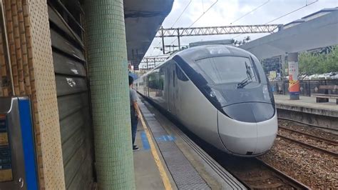 422次樹林發車開往新左營的emu3000型十二輛編組emu3018皮蛋豆腐騰雲號綠色帶新城際自強號列車，1181次瑞芳發車經由西部幹線開往