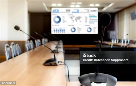 회의실의 프로젝터 스크린에 슬라이드 프레젠테이션이 있는 테이블의 마이크 닫기 의장에 대한 스톡 사진 및 기타 이미지 의장 콘센트 프로젝션 장비 Istock