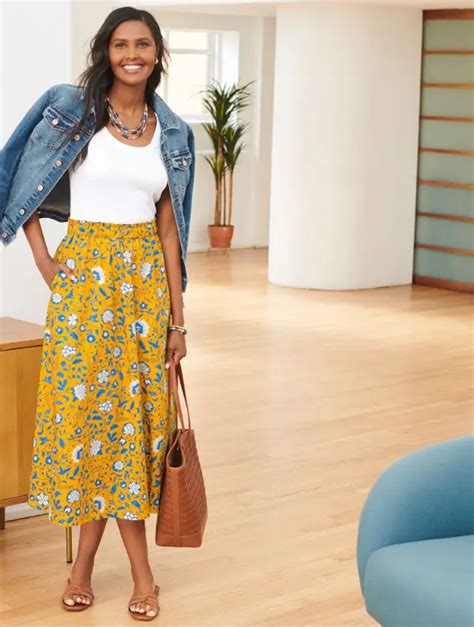 10 Floral Midi Skirts Styled In A Way You Can Actually Pull Off