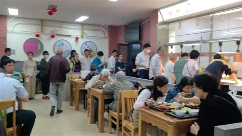 是真的！不少社区食堂每天补2元，还有折扣，记者调查→