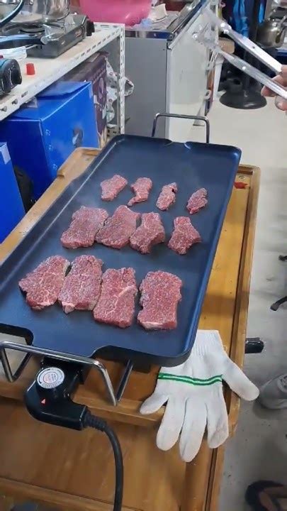 소고기 덩어리 그자리에서 썰어서 허브솔트만 뿌려 구워먹어요~ Youtube