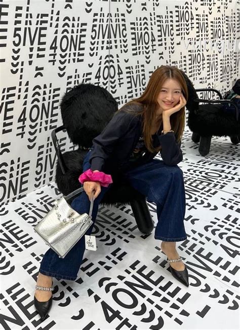 패션엔 ‘임창정 아내 서하얀 자신감 넘치는 와이드 데님 핏 ‘mc도 문제 없어