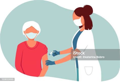 헬스케어 전문가가 주사를 일으킵니다 간호사가 코로나바이러스 백신을 가진 노인 여성을 주사합니다 코비드에 대한 예방 접종 의학 및
