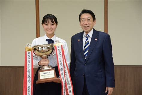 NHK杯全国高校放送コンテストのアナウンス部門で優勝した福岡高 年の中原陽花さん左 ウクライナ平和願う同世代の声代弁 全国高校放送コンで部門優勝の中原さん 写真画像