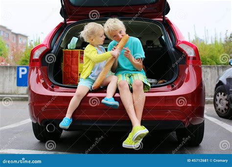 Brother Y Hermana Que Se Sientan En Coche Familiar Imagen De Archivo