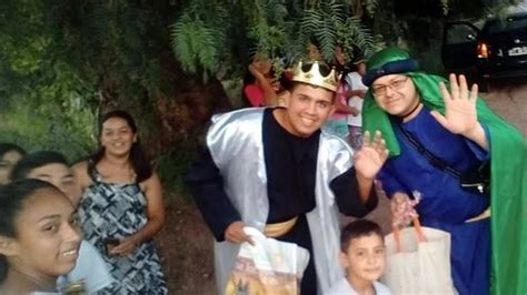 Los Amigos Que Llevan A Los Reyes Magos A Las Casas Por Donde No
