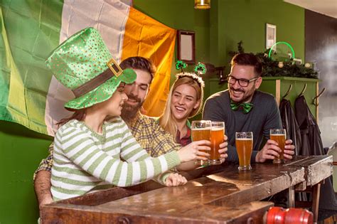 4 명의 좋은 친구 얘기 하 고 배경 및 미소에 아일랜드 플래그와 함께 술집에서 맥주를 마시는 4 명에 대한 스톡 사진 및 기타 이미지 Istock