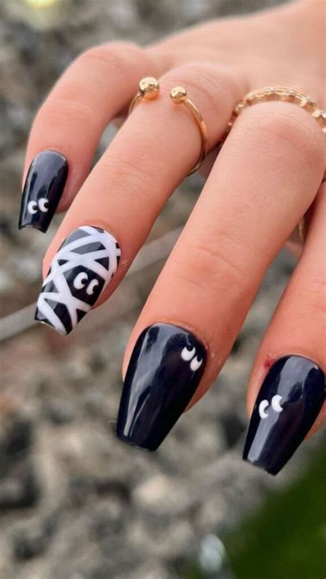 24 Mummy Nail Art Ideas For A Spooktacular Halloween Look Lookosm