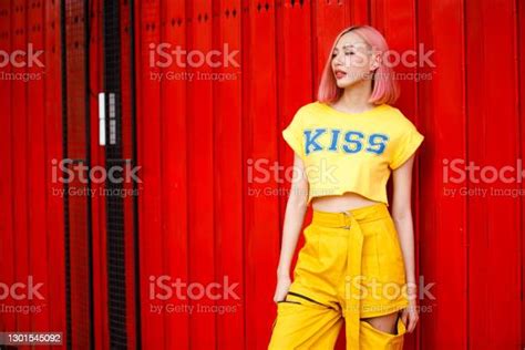 죽어가는 핑크 헤어 컬러와 스트리트 패션 여성 착용 옐로우 시크 드레스 거리에 대한 스톡 사진 및 기타 이미지 거리 노랑