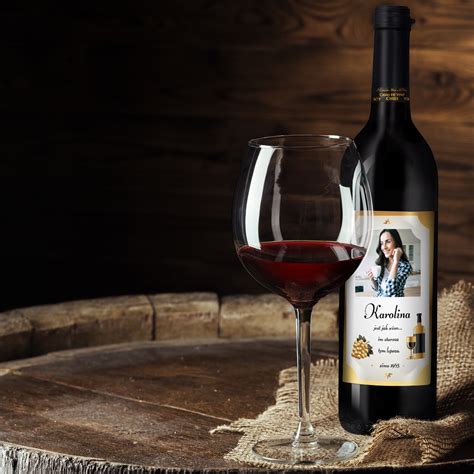 Wino na urodziny El Sol Chile z personalizowaną etykietą Kobieta jest jak wino drewniana