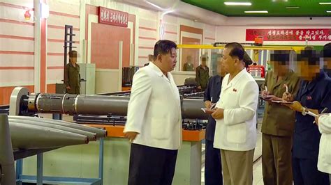 美国国务院15日当地时间强烈批判了朝鲜国务委员会委员长金正恩将韩朝关系规定为 敌对的两个国家 美国国务院发言人当天在回答韩国媒体记者