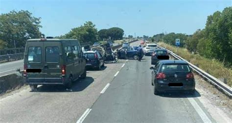 Tremendo incidente sulla Pontina violento scontro tra tre veicoli c è un ferito strada chiusa