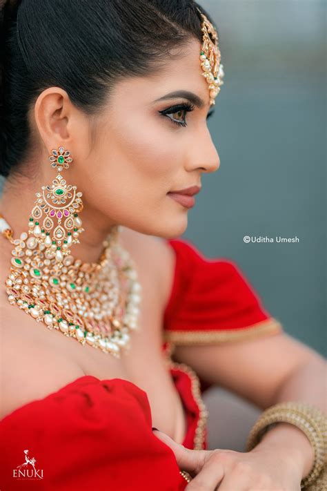 හිතුවේ බොලිවුඩ් සුරූපිනියක් කියලාද නෑ නෑ මේ අපේ ඕෂධී බලන්නකෝ ඉන්දියානු විලාසිතාවලට