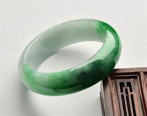 哪种翡翠手镯款式寓意最好 不同的款式有不同的人的选择 冰种玻璃种翡翠手镯挂件A货 翡翠原石种水等级划分鉴定价格多少钱国翠世家珠宝
