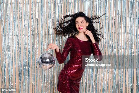 Foto Gadis Yang Cukup Positif Memegang Bola Disko Terlihat Tertarik Ruang Kosong Senyum Bergigi