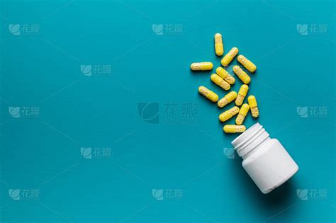 维生素胶囊。维生素c药丸和药瓶。