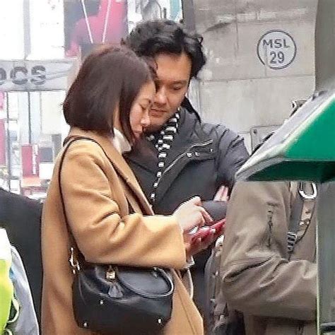 结婚16年还在热恋期 张智霖偷望袁咏仪露出幸福笑容