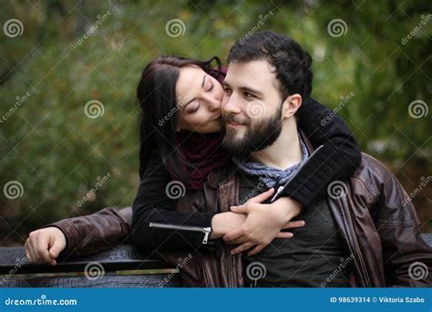 Beso En La Mejilla Foto De Archivo Imagen De Emocional 98639314