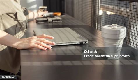 닫힌 노트북과 에코 컵을 가진 카페 테이블에 앉아있는 여성 여자 손 필기 메모장 일 또는 공부 시작 노트북에 대한 스톡 사진 및 기타 이미지 Istock