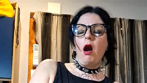 Mature Woman Reveals Her Hairy Pussy TubeXPro