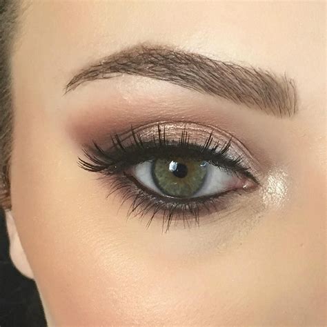 Proof That Girls With Green Eyes Can Wear Every Eye Shadow Color Pale
