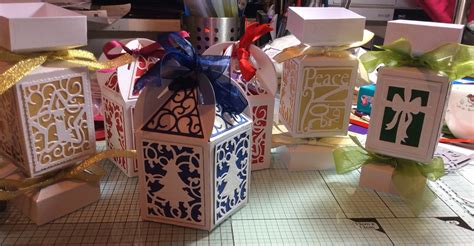 Trace N Paper Christmas Crackers