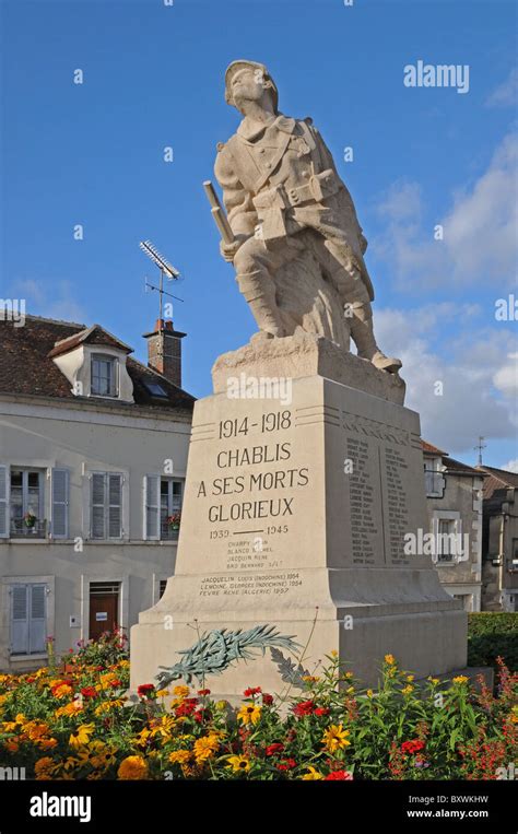 Monument commémoratif de guerre à la mort glorieuse de Guerre Chablis France Bourgogne