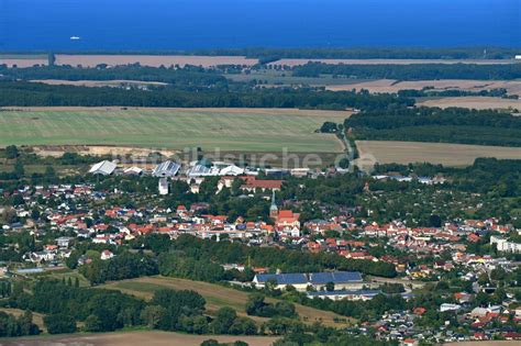 Kröpelin aus der Vogelperspektive: Stadtansicht am Küstenbereich der ...