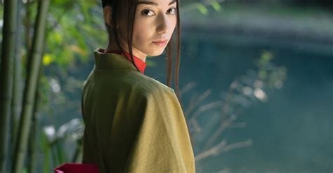 경치 고요한 공원 기모노 나무 나뭇잎 녹색 녹지 담쟁이덩굴 대나무 동양 동쪽 모델 문화적 물 반사