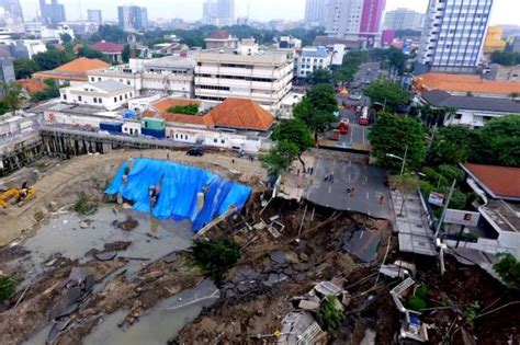 Ini Tahapan Perbaikan Jalan Raya Gubeng Yang Ambles SINDO Jatim