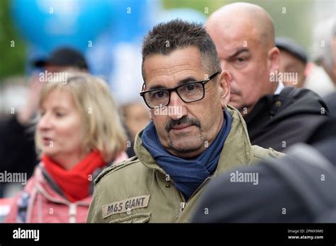 Les français en colère dans les rues de Paris pour la fête du travail