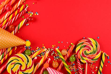 빨간색 배경에 화려한 사탕 롤리팝 맨 위 보기 공간을 복사합니다 0명에 대한 스톡 사진 및 기타 이미지 0명 감귤류 과일 과일 Istock