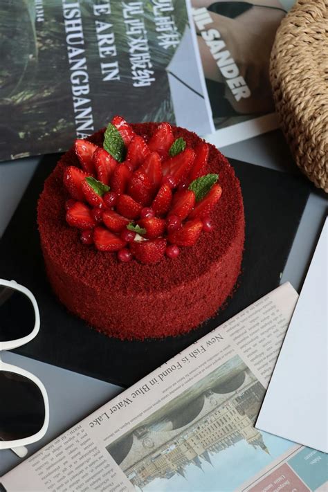 계층화 된 케이크 고급 디저트 고명 과일 과자 높은 각도보기 달콤한 도금 디저트 디저트 디저트 테이블 딸기 레드 벨벳 케이크 맛있는 먹을 수있는