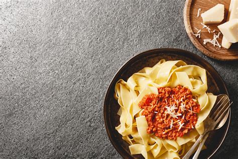 볼로네제 소스와 파마산 치즈를 곁들인 갓 만든 파파르델 파스타 한 접시 회색 돌 배경입니다 공간을 복사합니다 평면도 0명에 대한 스톡 사진 및 기타 이미지 Istock