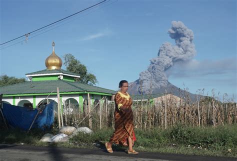 Indonesias Sinabung Volcano Spews New Cloud Of Ash Daily Sabah