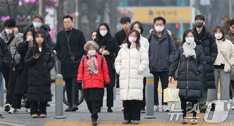 미세먼지에 다시 꺼내 든 마스크 뉴스1