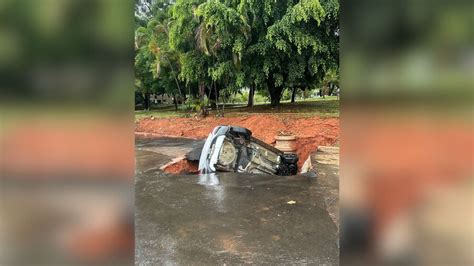 Carro é engolido por cratera provocada por chuva em Brasília CNN Brasil