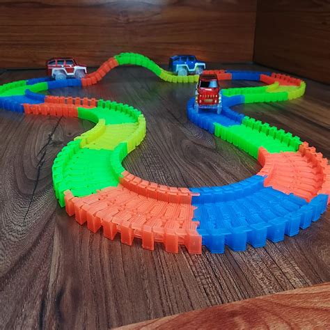 112 Pcs Plus 2 Cars 다이 캐스트 Diy 퍼즐 장난감 Led 경주 자동차 조명 롤러 코스터 트랙 빛나는 전자