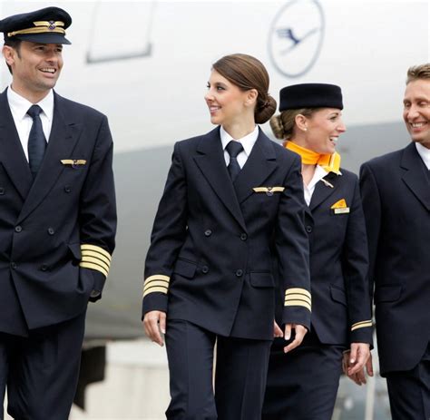 Flugbegleiter Auf Diese Uniformen Fliegen Die Passagiere Bilder