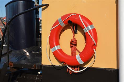 섬 텍셀에 네덜란드 항구에서 비상 사태에 대한 보트에 빨간색과 흰색 안전 부표 0명에 대한 스톡 사진 및 기타 이미지 0명