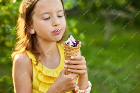 Niña Feliz Con Aparatos Ortopédicos Comiendo Cono De Helado Italiano
