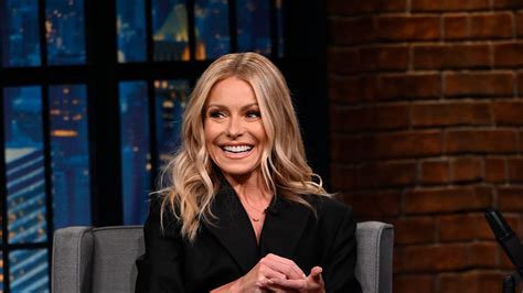 See Why Live Host Kelly Ripas Bold Dress Is Causing Fans To Turn