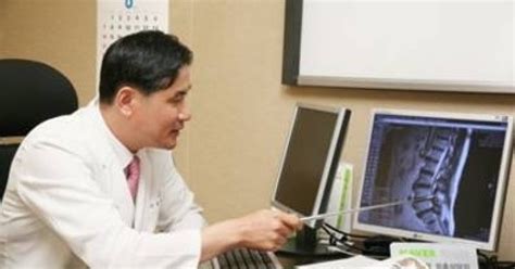 다리 꼬는 자세 척추도 꼬인다