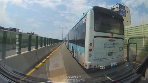 是要嚇死誰換車道沒打方向燈 駕駛控遭雙節公車二度逼車四季線上4gTV